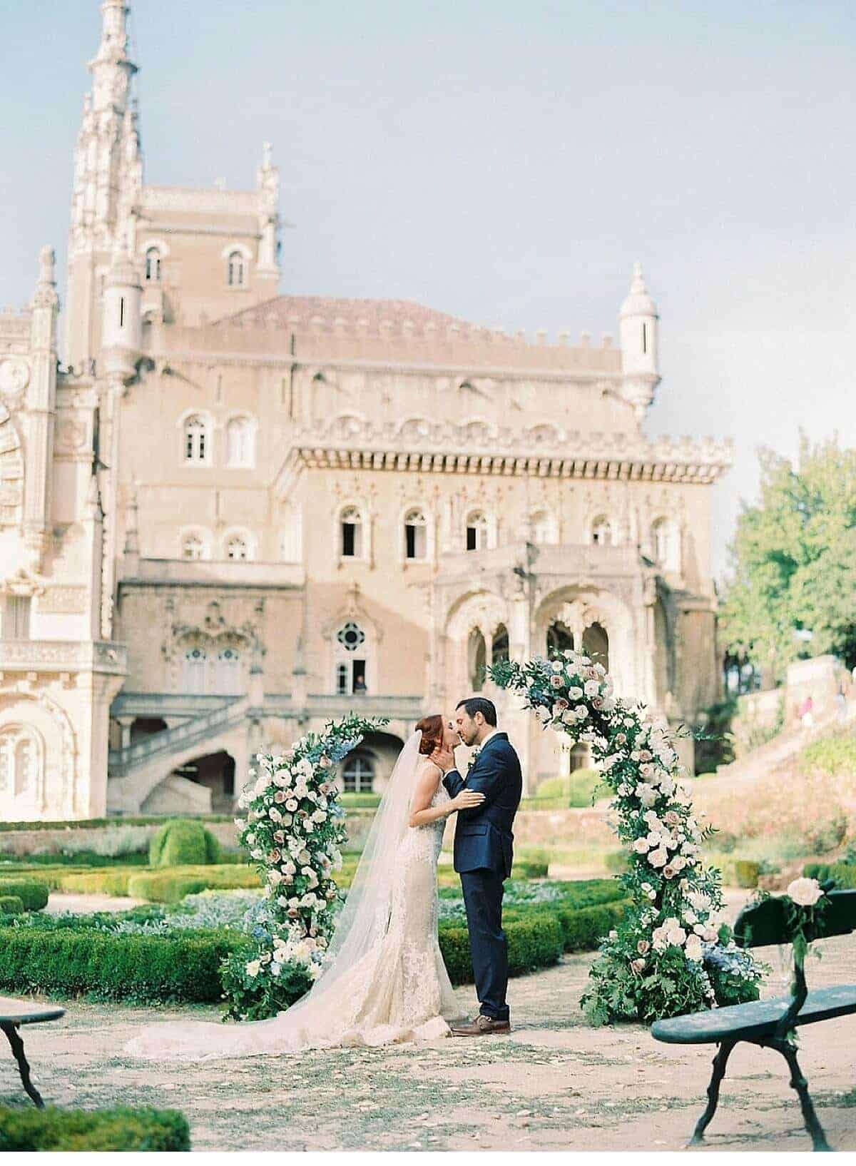 Castle Wedding with Royal Charm by Momento Cativo Photography ...