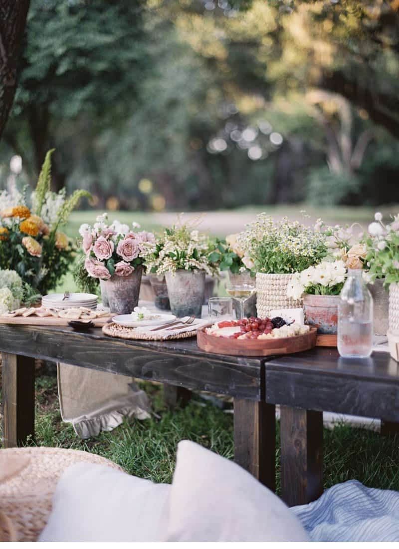 Dreamy Bridal Picnic with a Sea of Flowers - Hochzeitsguide