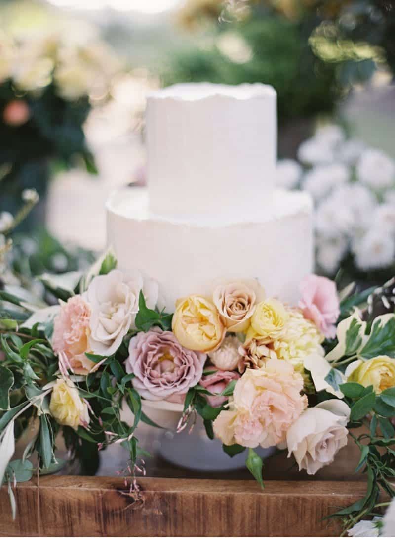 Dreamy Bridal Picnic with a Sea of Flowers - Hochzeitsguide