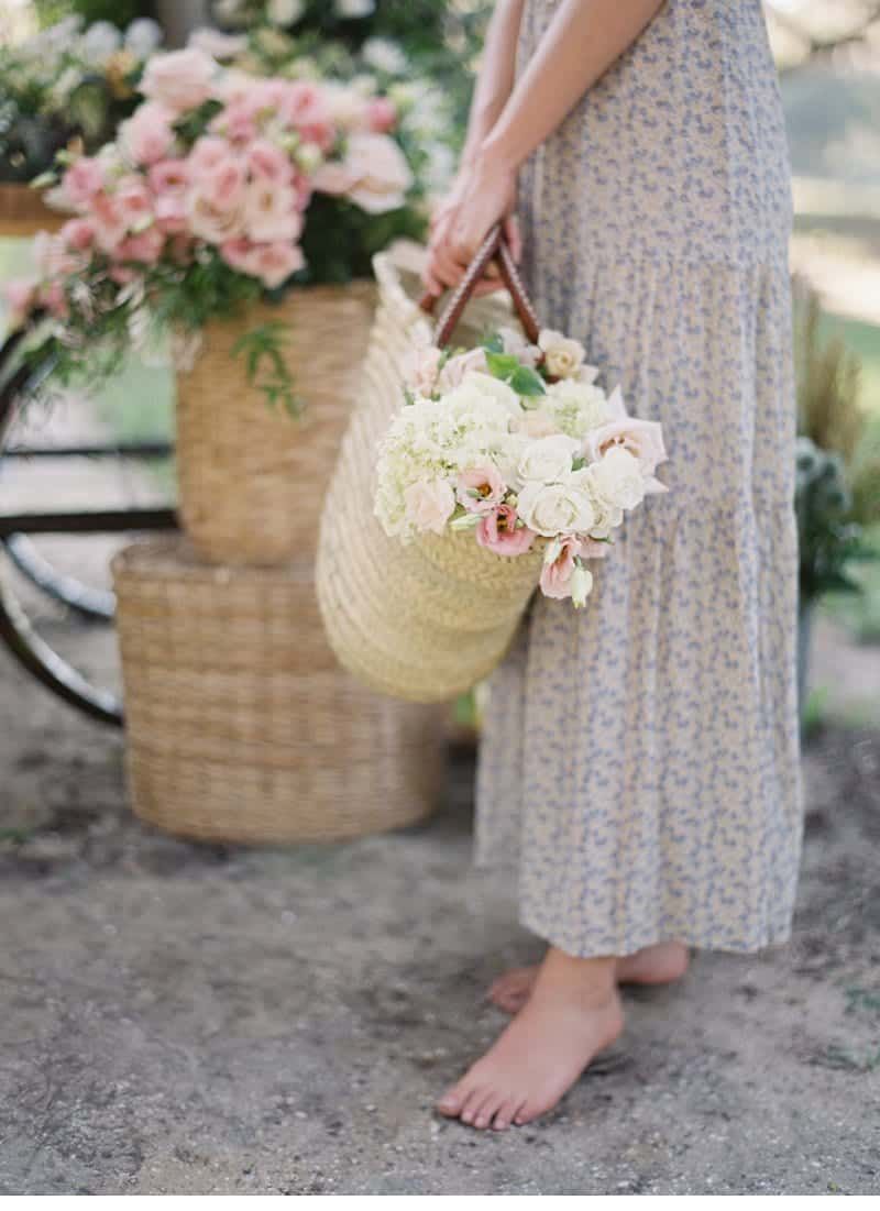 Dreamy Bridal Picnic with a Sea of Flowers - Hochzeitsguide