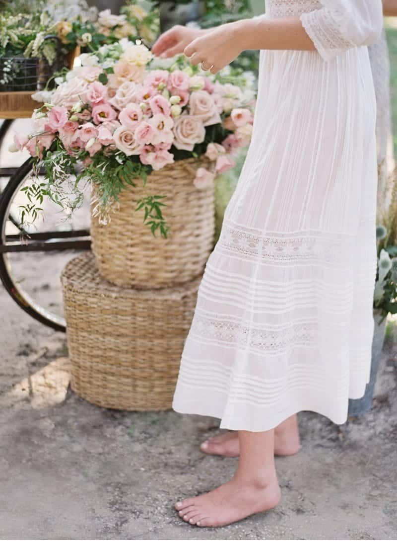 Dreamy Bridal Picnic with a Sea of Flowers - Hochzeitsguide