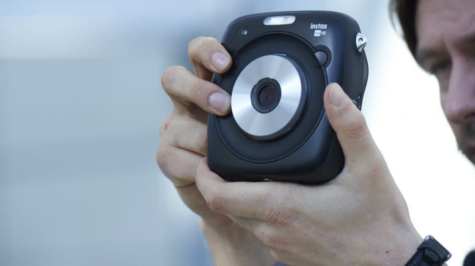 Fujifilm Instax Square SQ10 dijital ve filmli kameralar bir araya getiriyor