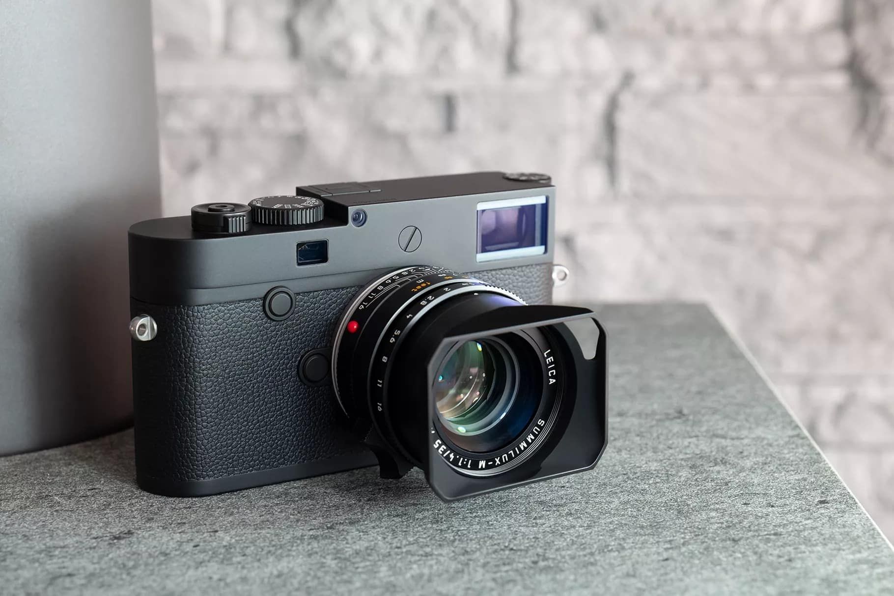 Leica dan sadece siyah beyaz foto raf ceken yeni bir pahal makine